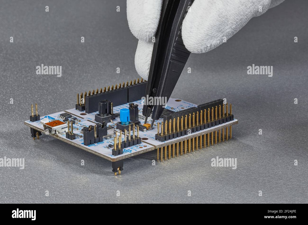 Electronics lab hi-res stock photography and images - Alamy