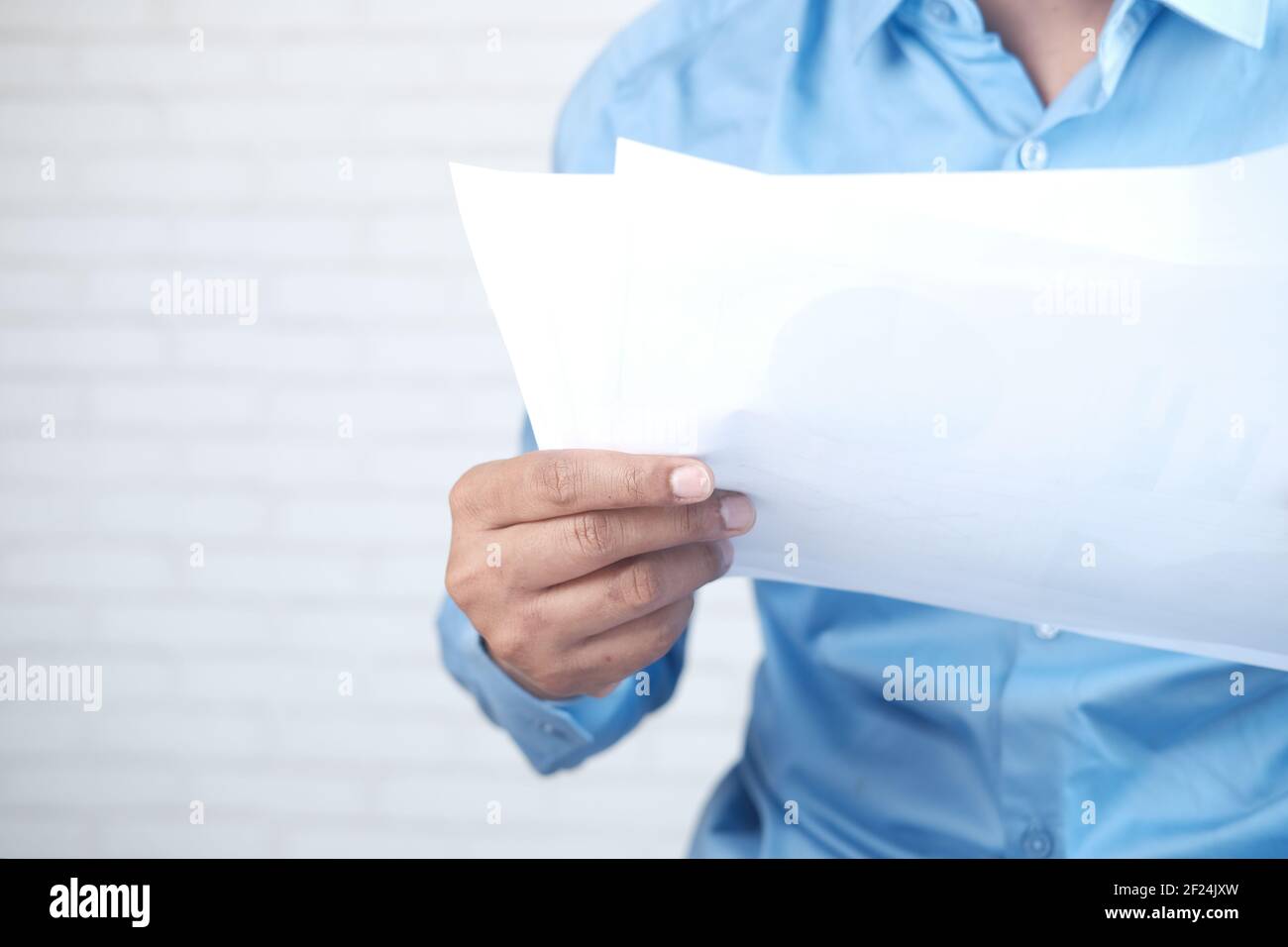 man hand holding paper reading something Stock Photo - Alamy