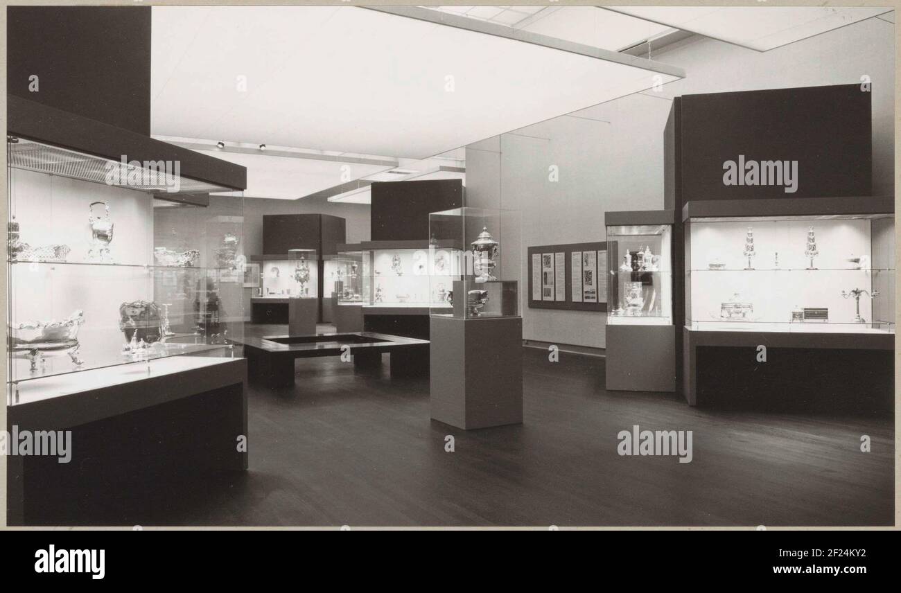 Room with silverware in showcases, in the middle are benches in a ...