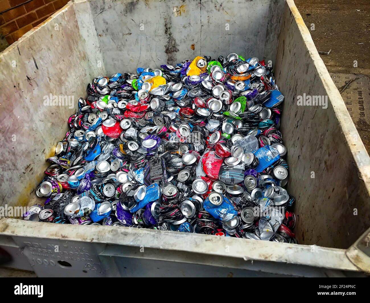 Can tin squashed crushed recycling hi-res stock photography and images ...