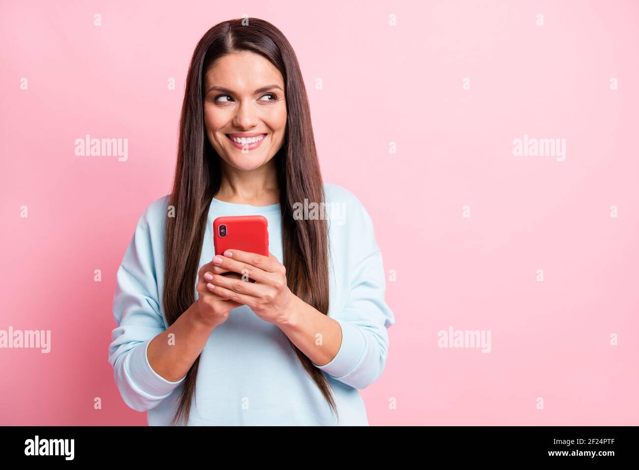 Photo portrait of brunette using cellphone texting sms looking empty ...