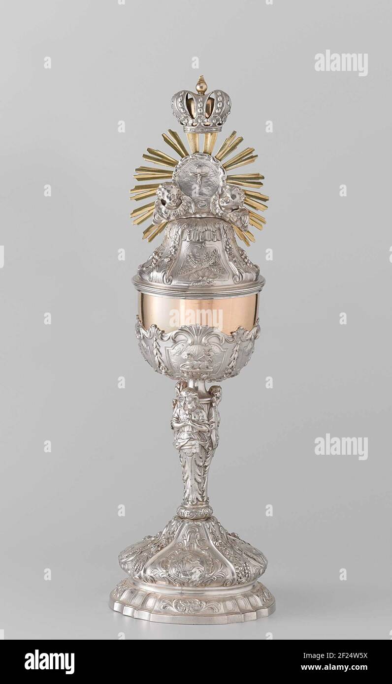Ciborie.CIBORIOR of silver, with gold-plated cuppa and beams. Decorated ...