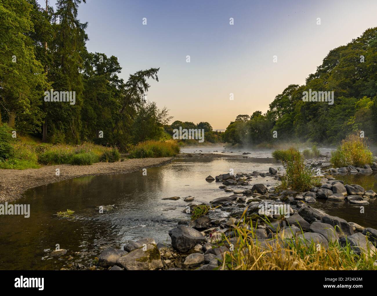 River dawn mist hi-res stock photography and images - Alamy