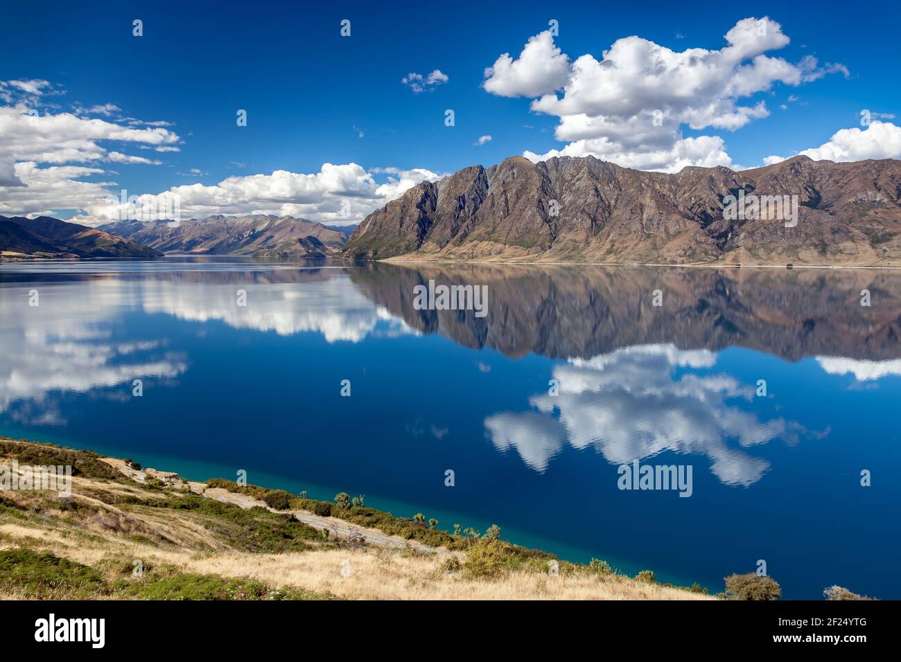 Scenic view of Lake Hawea Stock Photo - Alamy