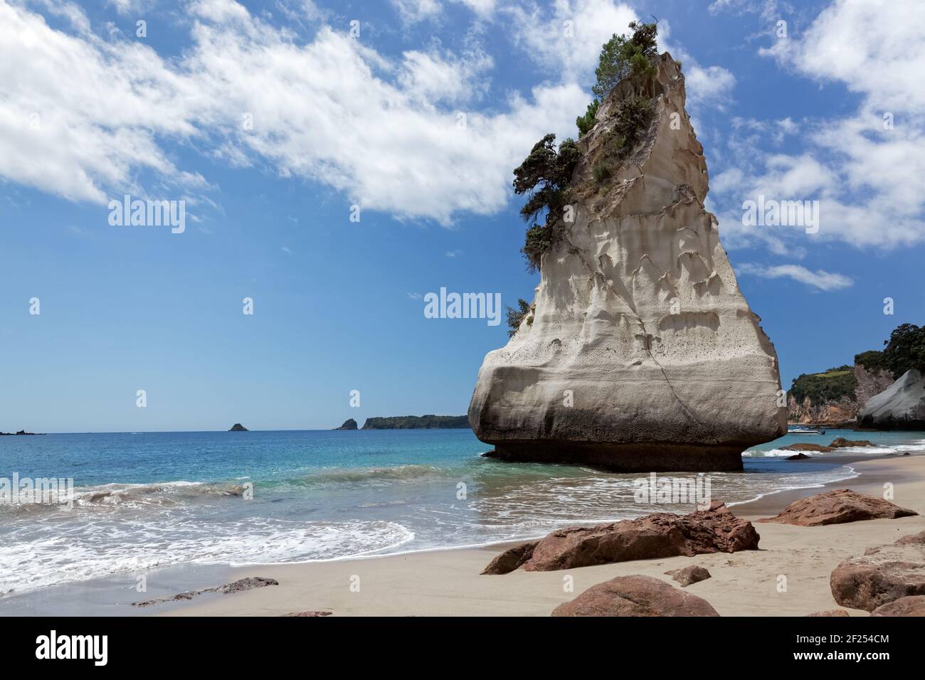 Cathedral cove tourist attraction hi-res stock photography and images ...