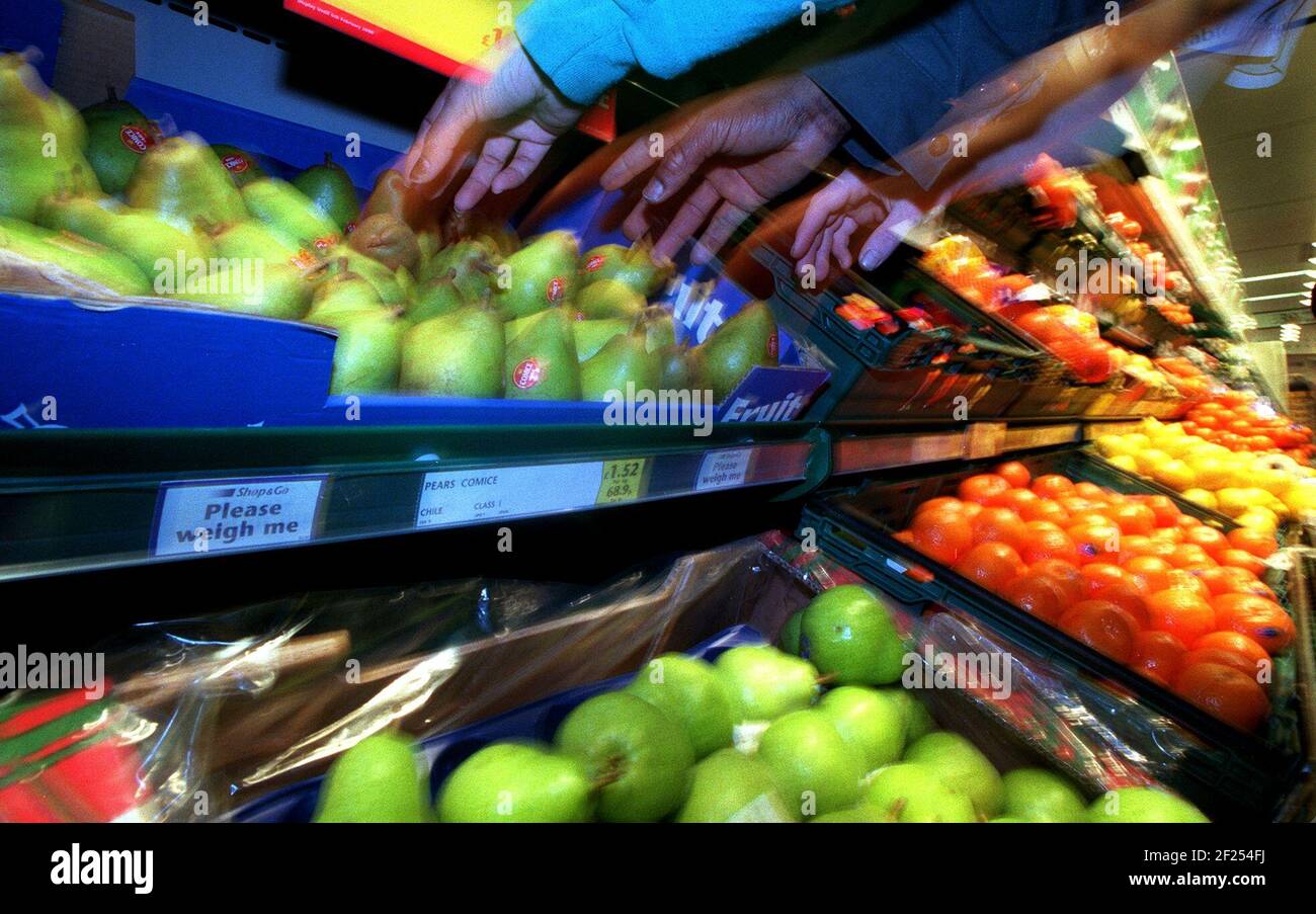 FRUIT SECTION OF A JANUARY 2000 SAFEWAY SUPERMARKET IN CAMDEN Stock ...