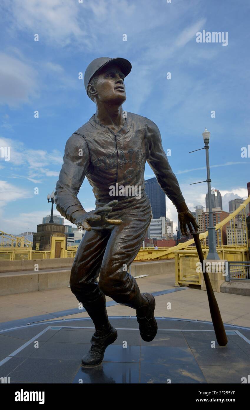 Roberto Clemente Statue, Pittsburgh, Pennsylvania Stock Photo - Alamy
