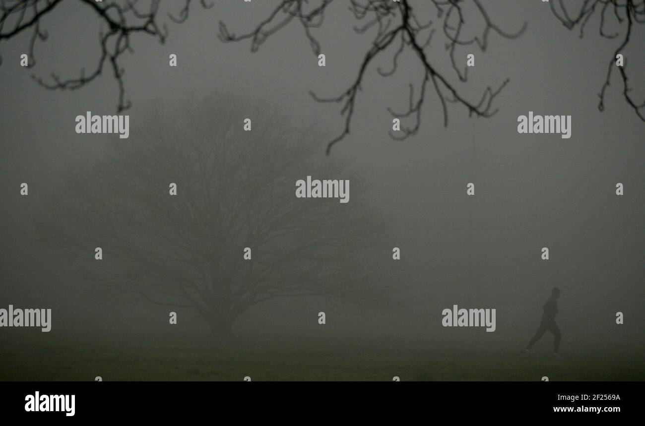 Heavy Mist across the UK... wimbledon common pic David Sandison 21/12 ...