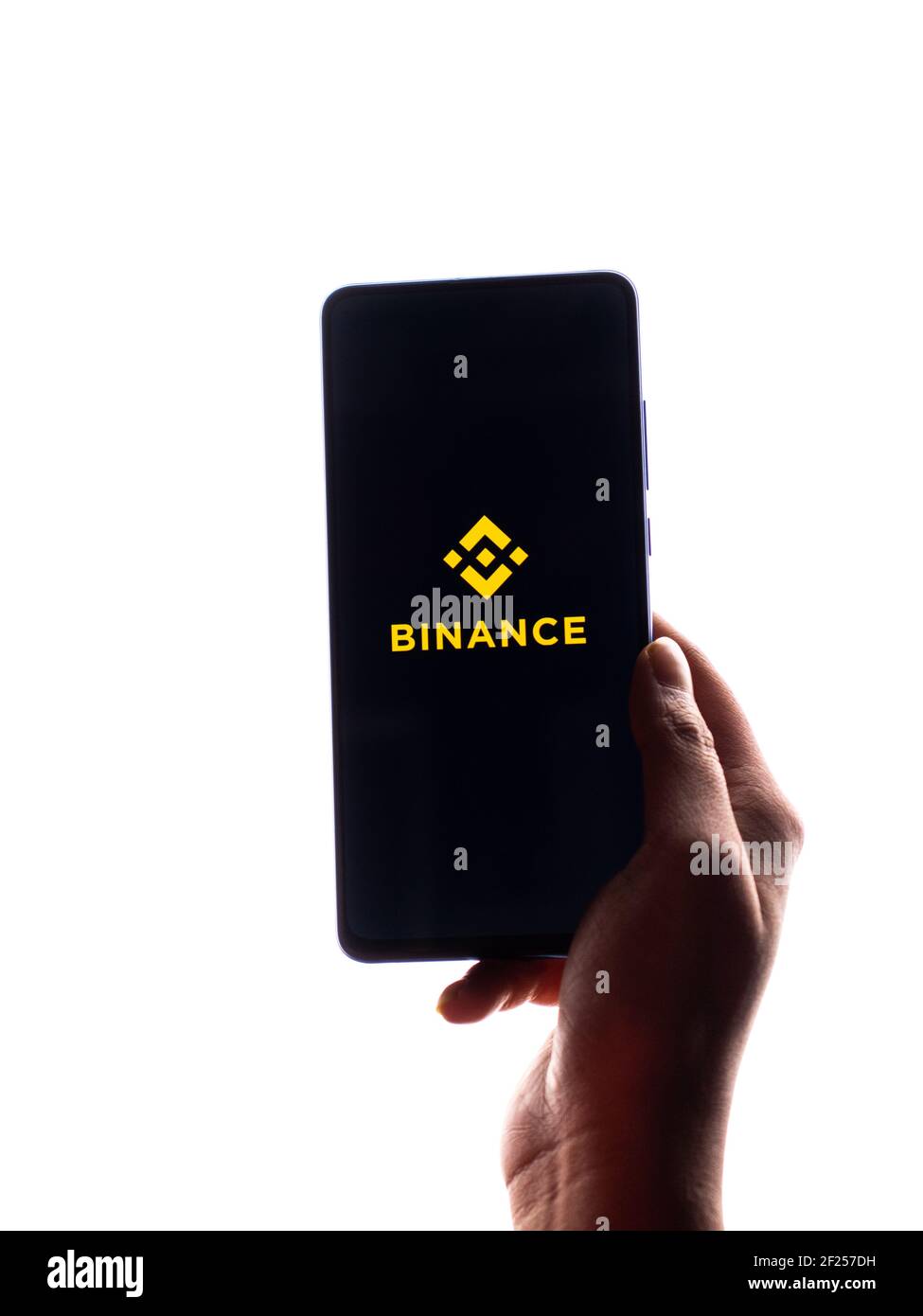 Binance logo hi-res stock photography and images - Alamy