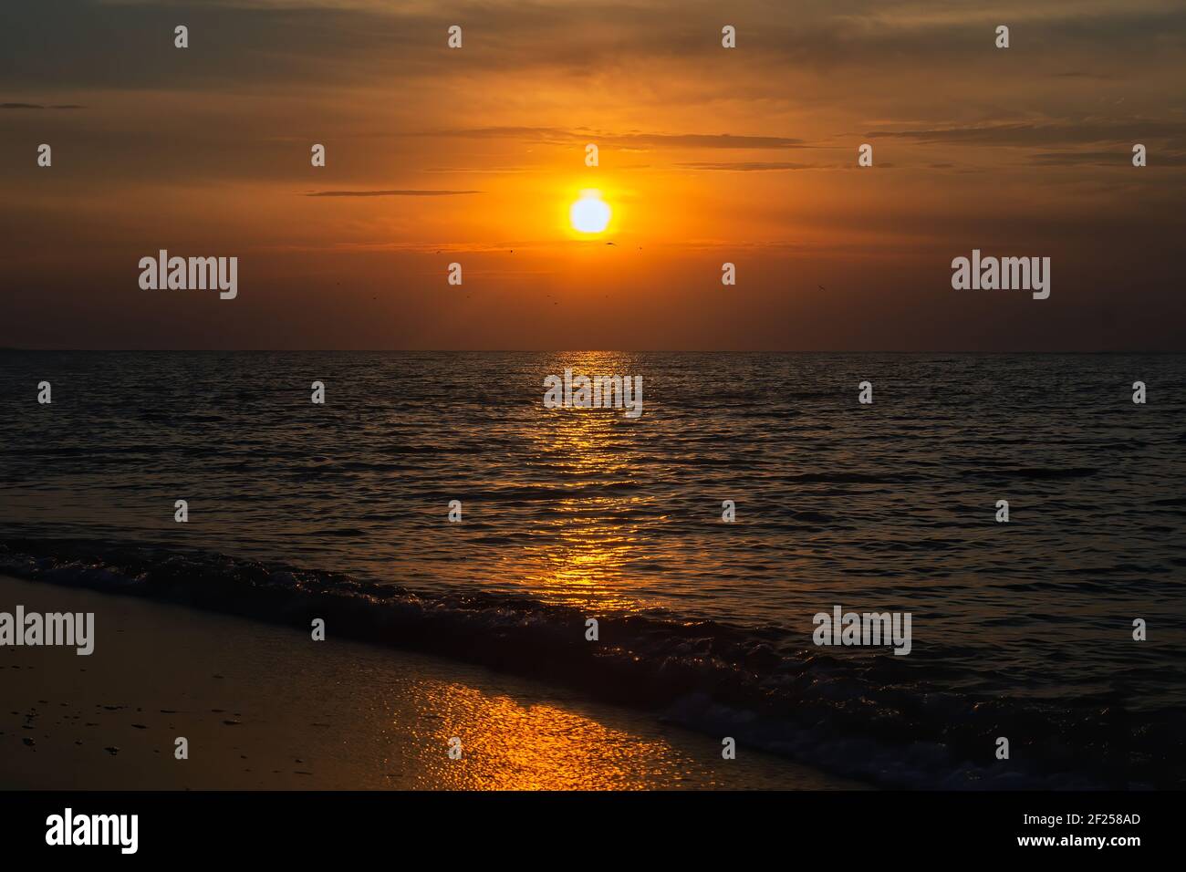 Deep ocean sunset hi-res stock photography and images - Alamy