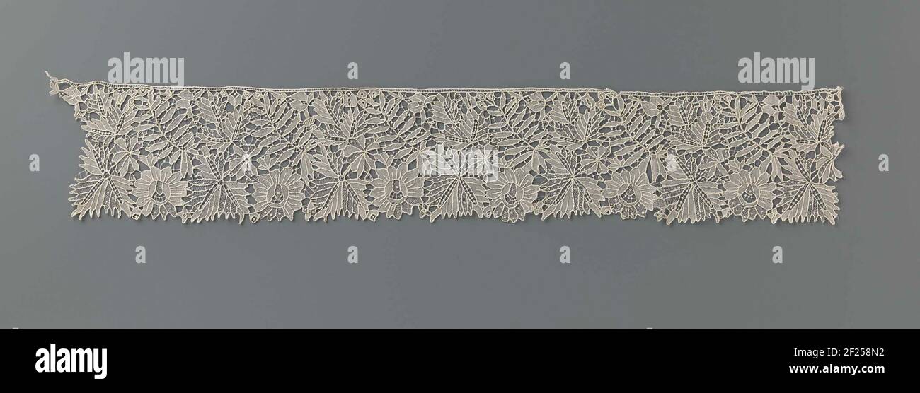 Strook naaldkant met ingesneden blad.Running pattern of incised leaves ...