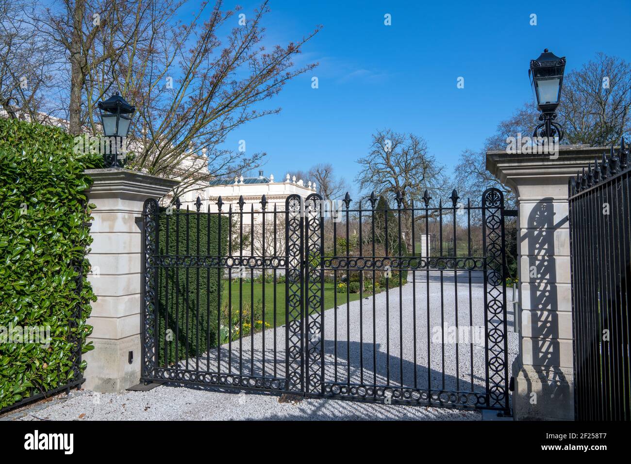 London mansion gates hi-res stock photography and images - Alamy