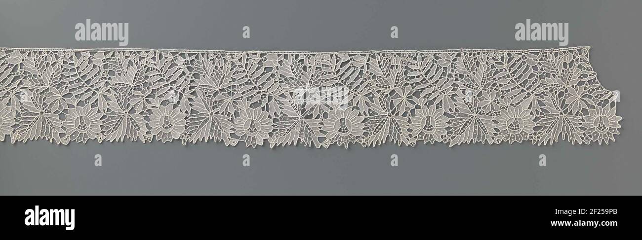 Strook naaldkant met ingesneden blad.Running pattern of incised leaves ...