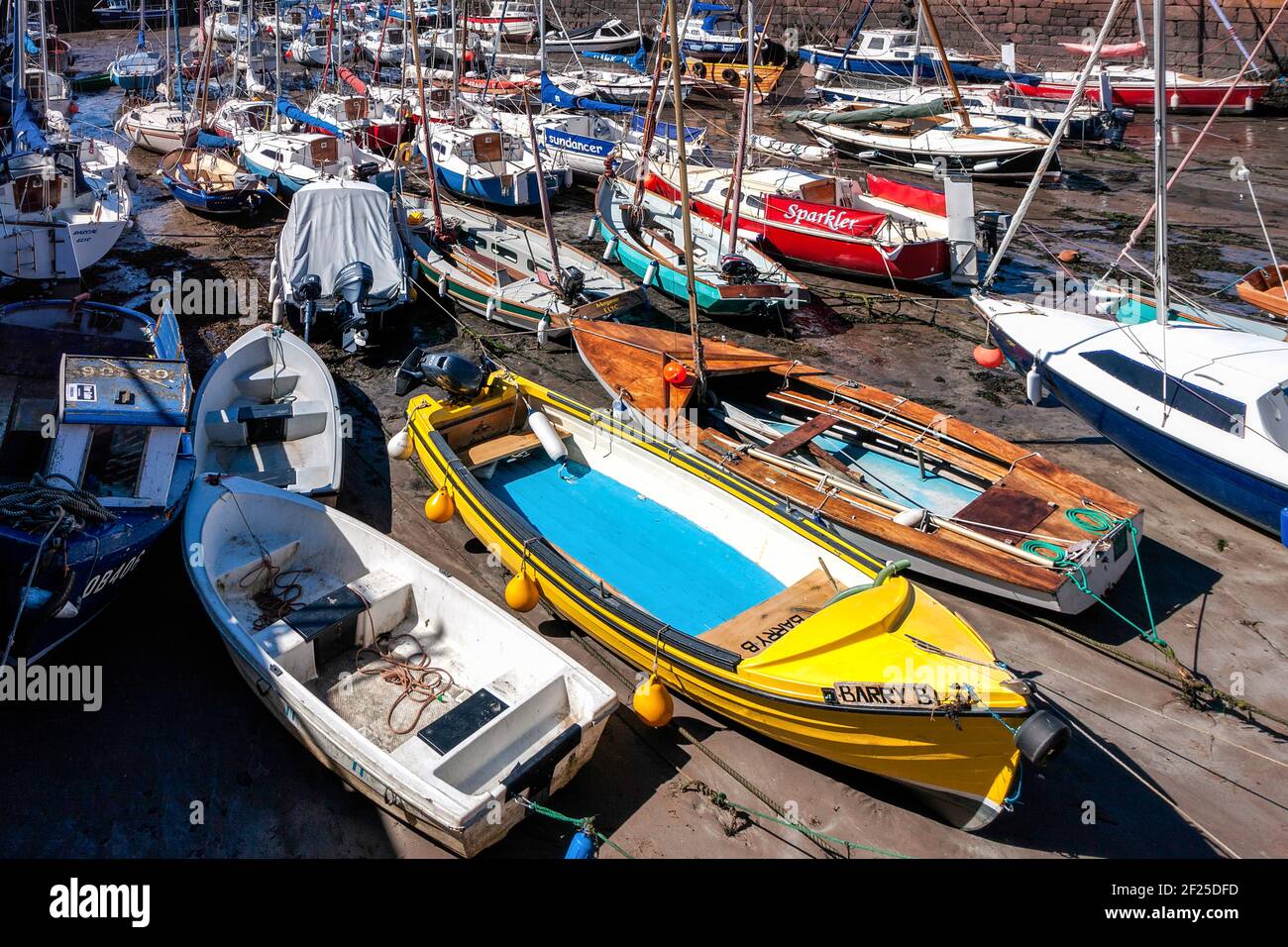 Crowded harbour hi-res stock photography and images - Alamy