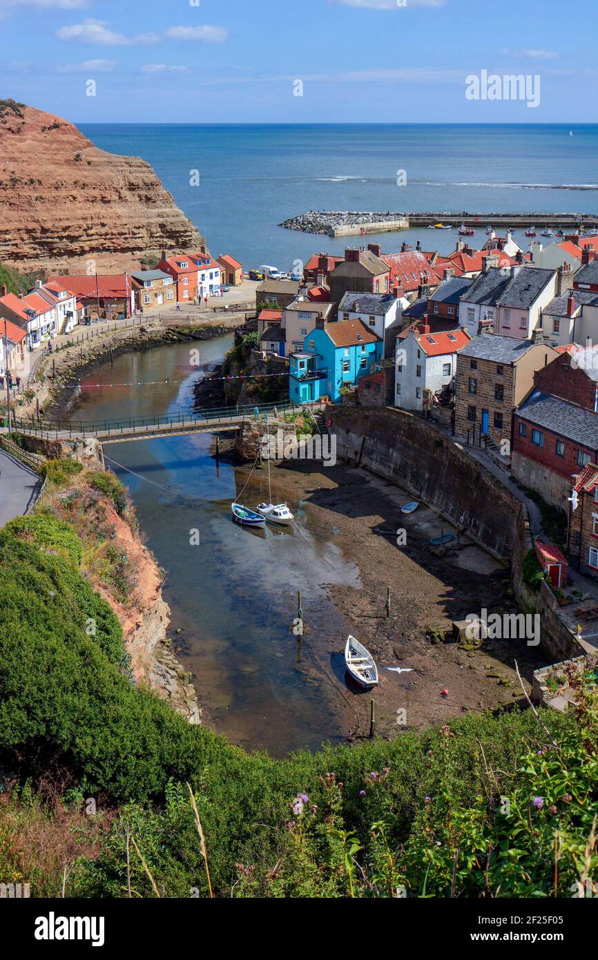 Staithes view hi-res stock photography and images - Alamy