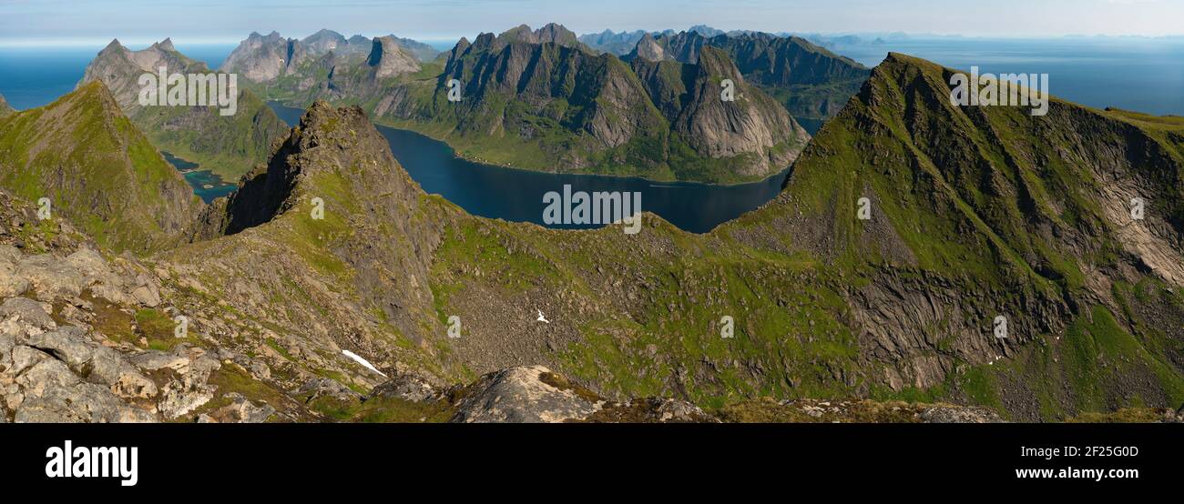 Beautiful midnight sun on lofoten hi-res stock photography and images ...