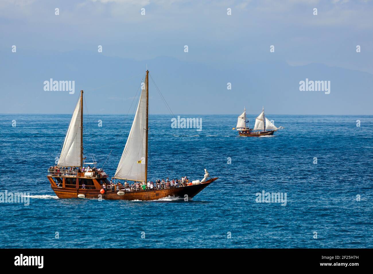 Excursion boat sailing off hi-res stock photography and images - Alamy