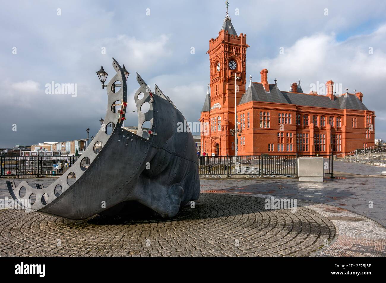 Merchant Seafarers' War Memorial in Cardiff Bay Stock Photo - Alamy