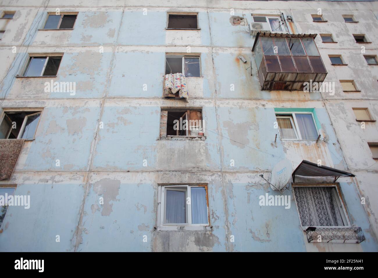 Neighborhood people architecture hi-res stock photography and images ...