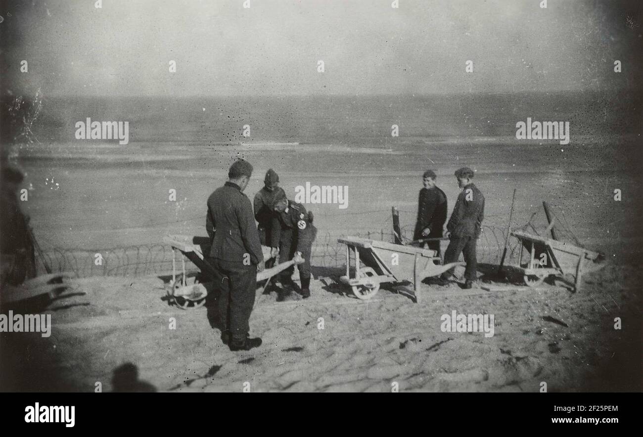 Duitse militairen aan het strand.German Wehrmacht soldiers are on the ...