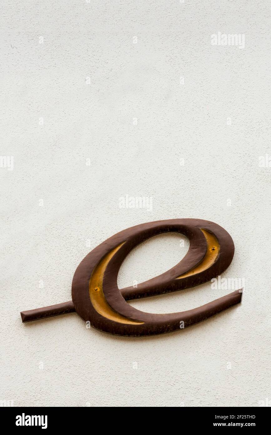 Brown script lowercase e with gold trim lines Stock Photo - Alamy