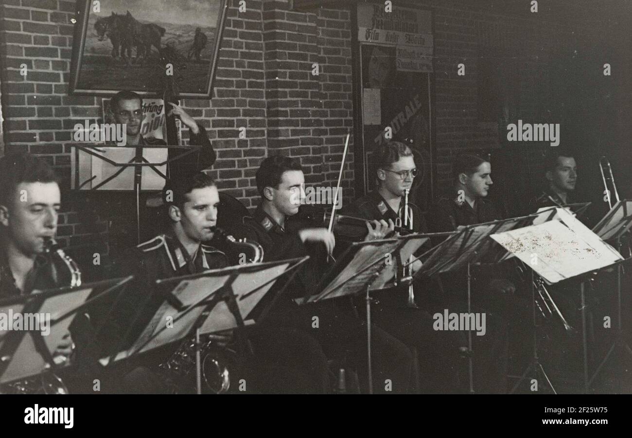 Orkest van de Luftwaffe.Luftwaffe soldiers play music, bladder and ...