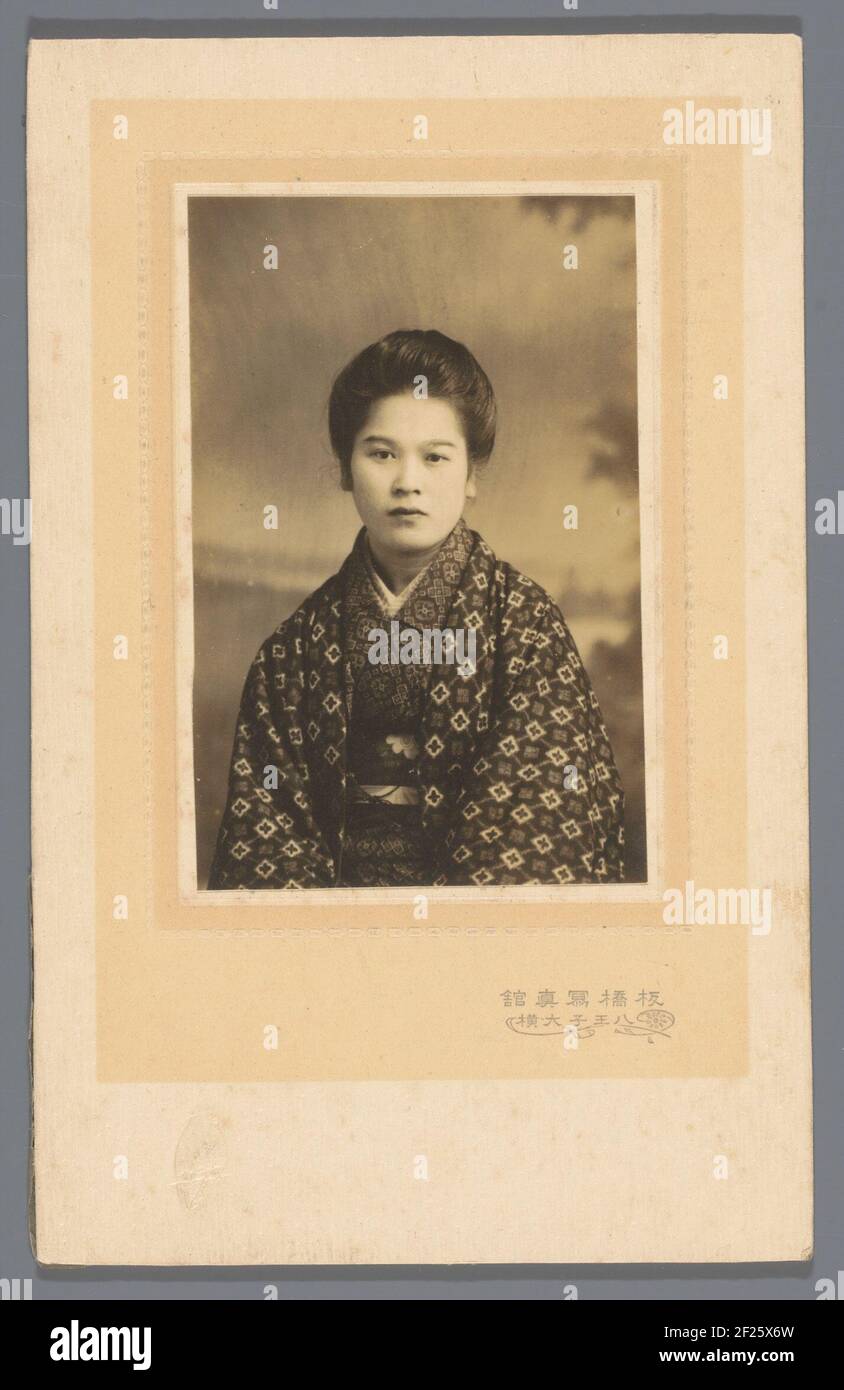 Studio portrait of a Japanese woman Stock Photo - Alamy