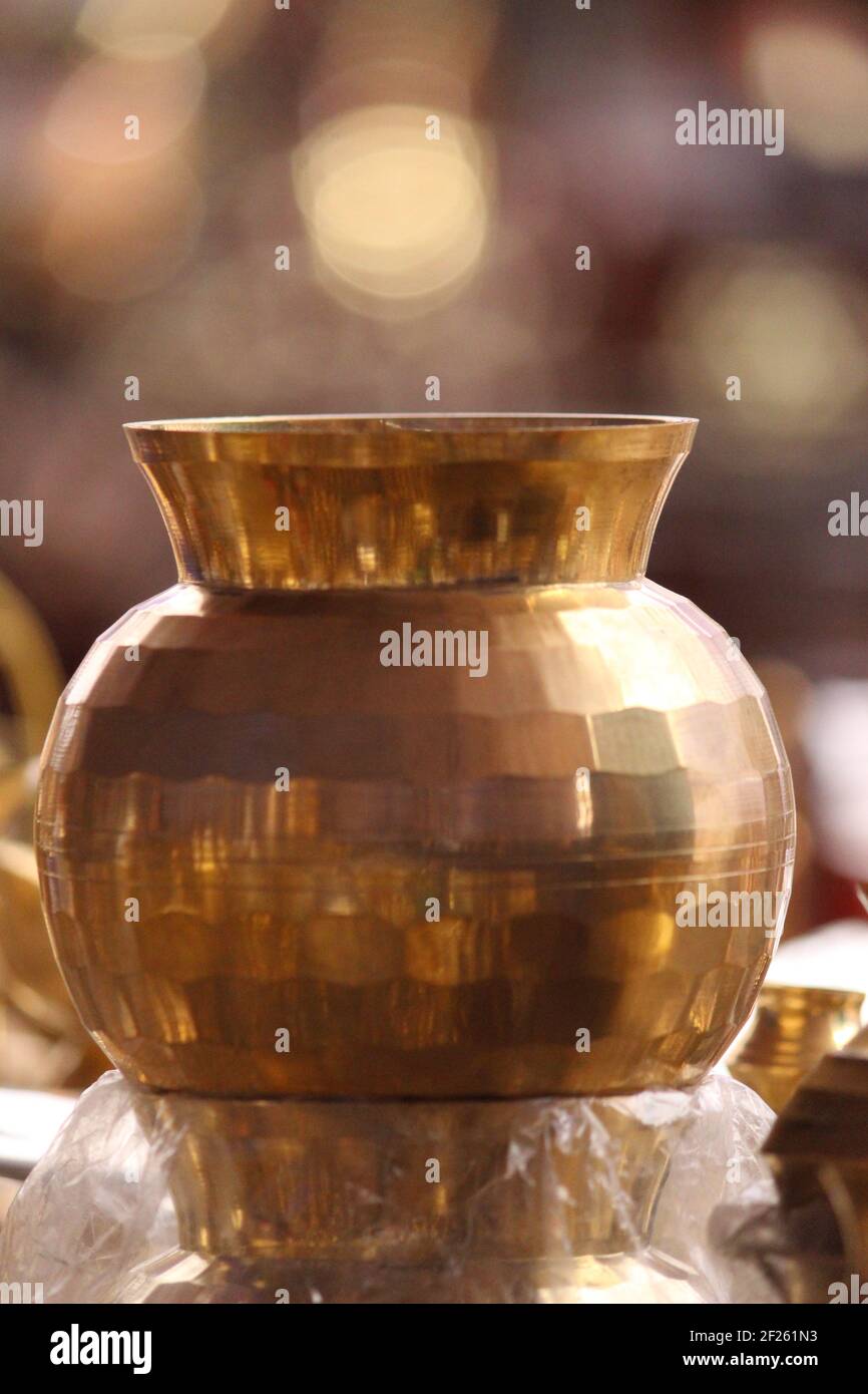 Golden pot hi-res stock photography and images - Alamy