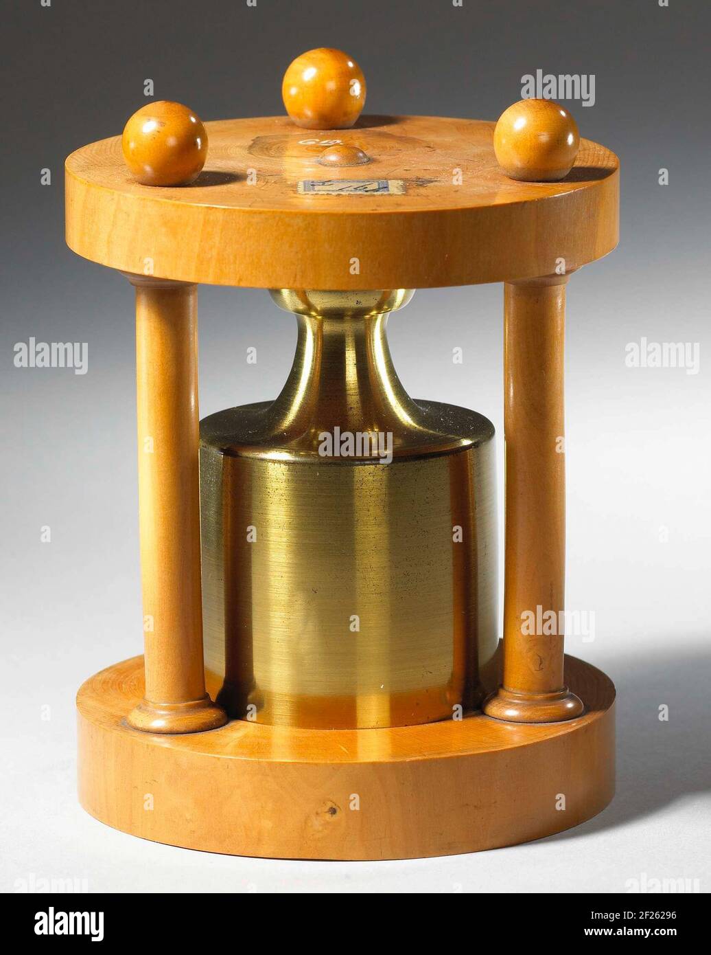 Gewicht van 1 kilogram in houten standaard.Charter kilogram with fixed ...