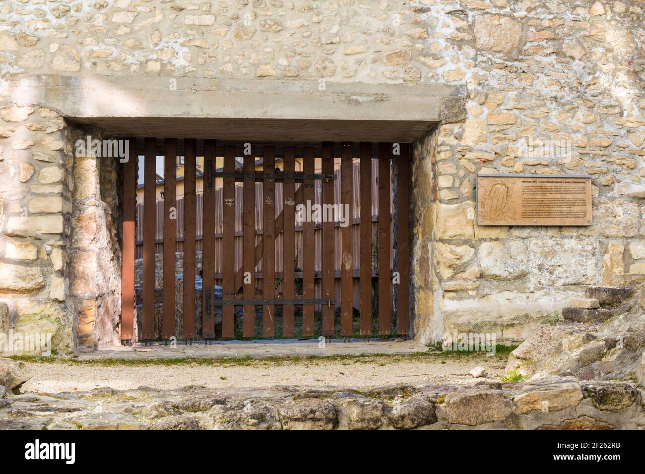 Medieval bailey gate hi-res stock photography and images - Alamy