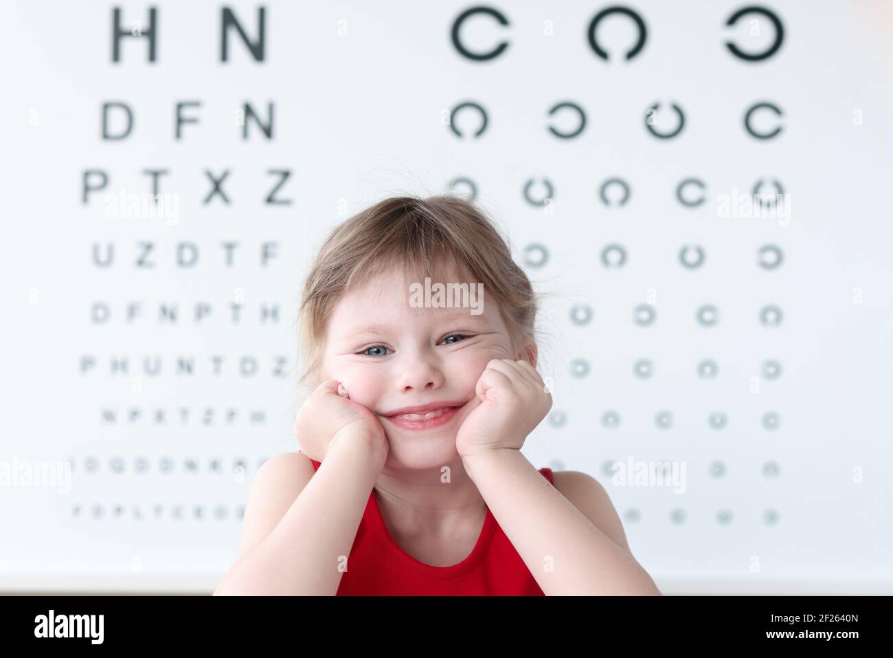 Eye test child hi-res stock photography and images - Alamy