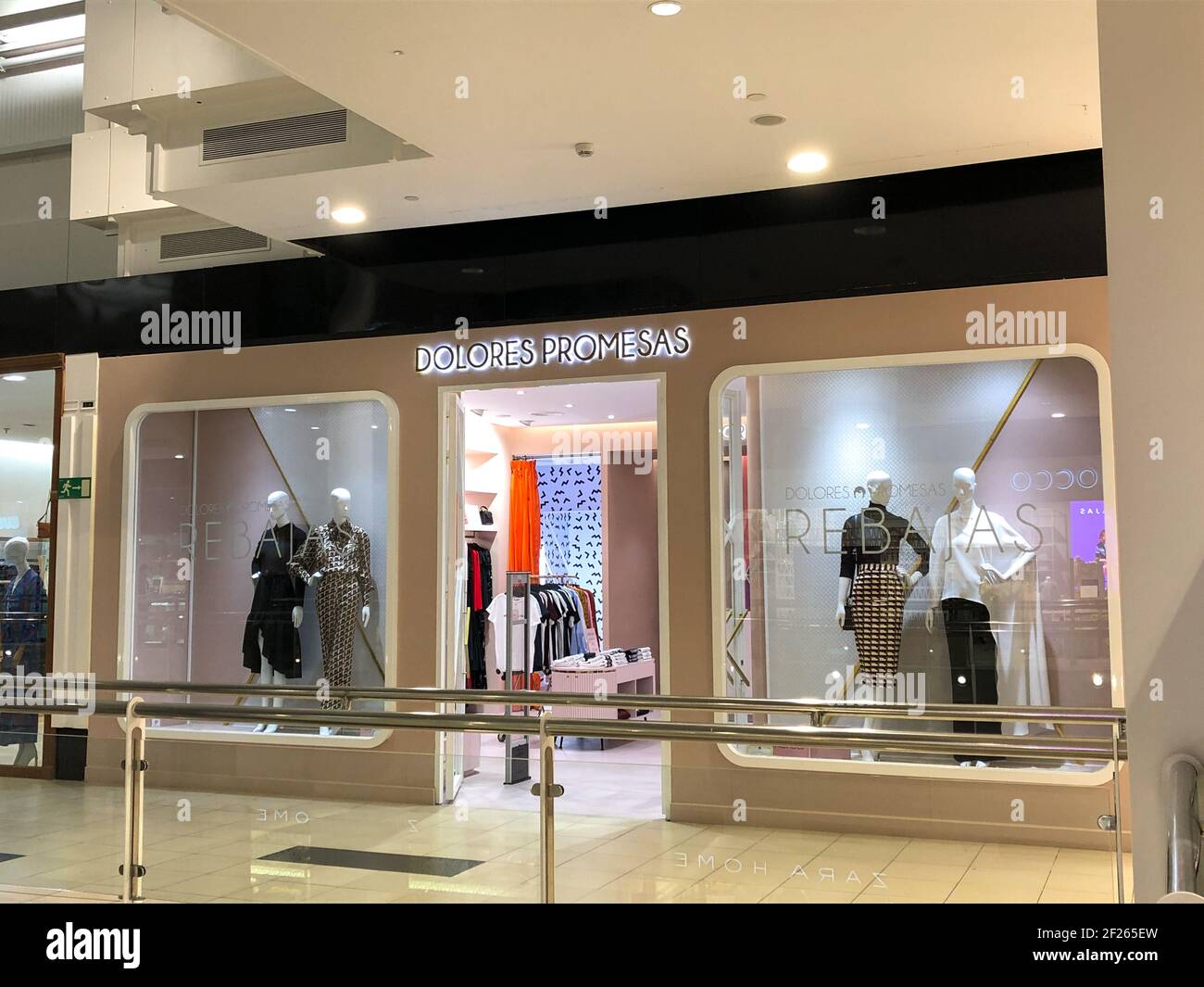 Pretty green store hi-res stock photography and images - Alamy