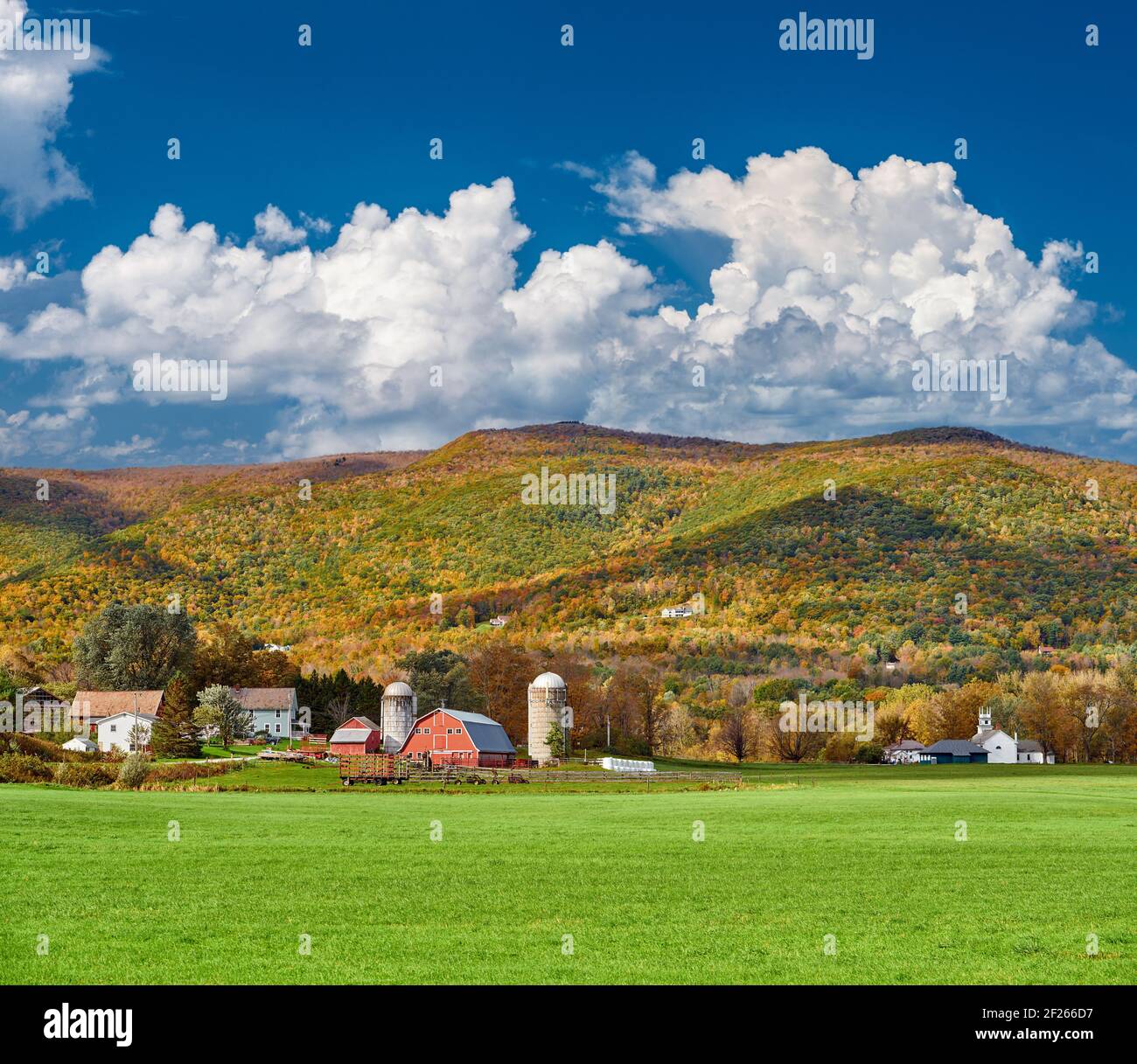 Farm with red barn and silos in Vermont Stock Photo - Alamy