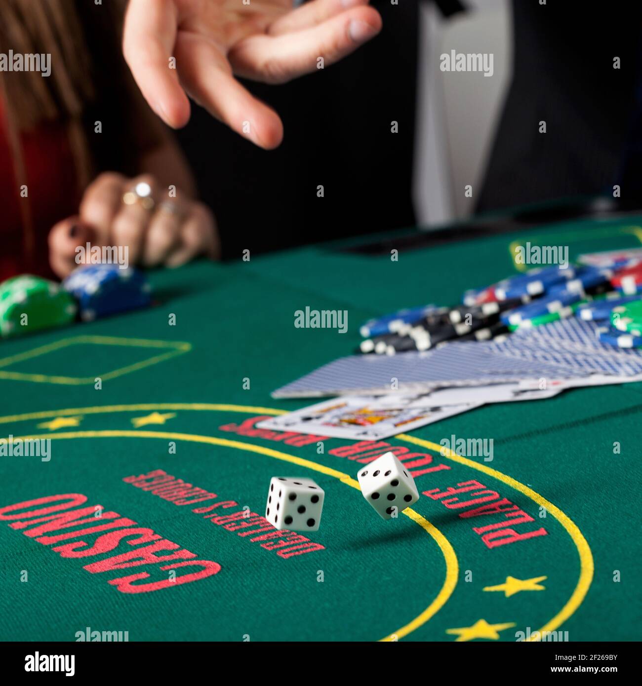 Throwing playing cards hi-res stock photography and images - Alamy
