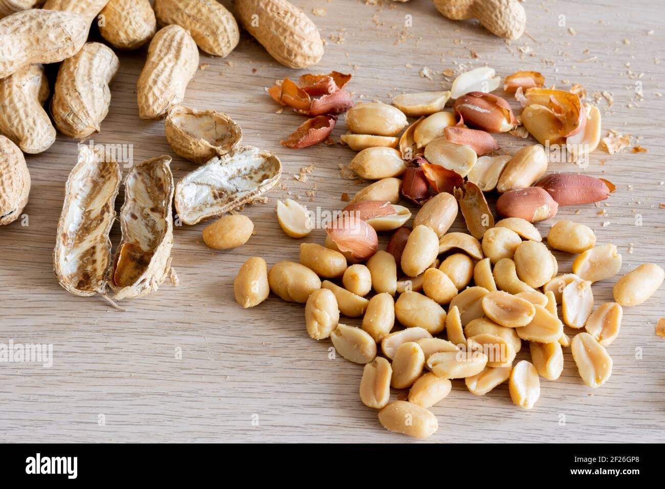 Whole peanuts with shell and shelled peanuts Stock Photo - Alamy