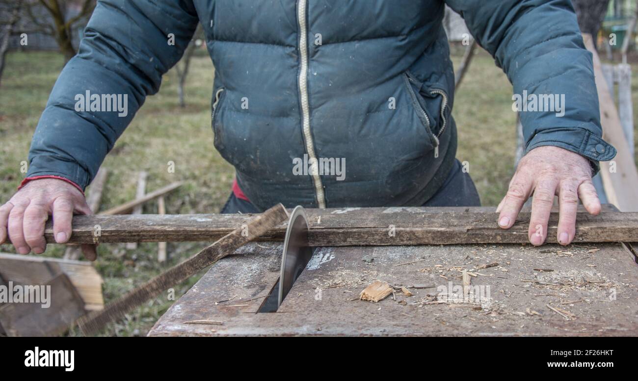 Carpenter's Hands Cutting Wood With Tablesaw Stock Photo - Alamy