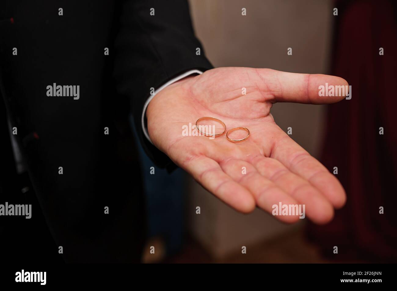 Wedding gold rings in the hands of the groom Stock Photo - Alamy