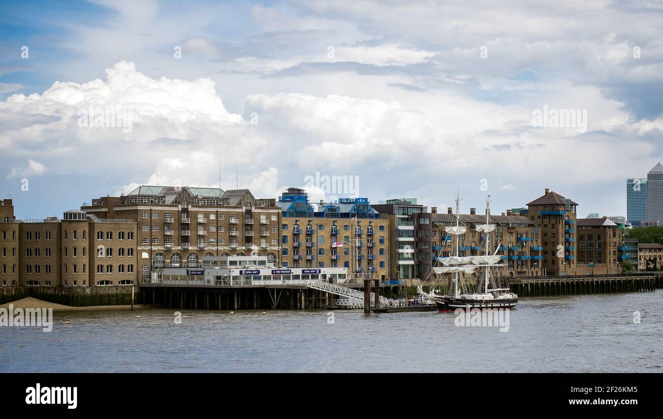 North bank of the river thames hi-res stock photography and images - Alamy