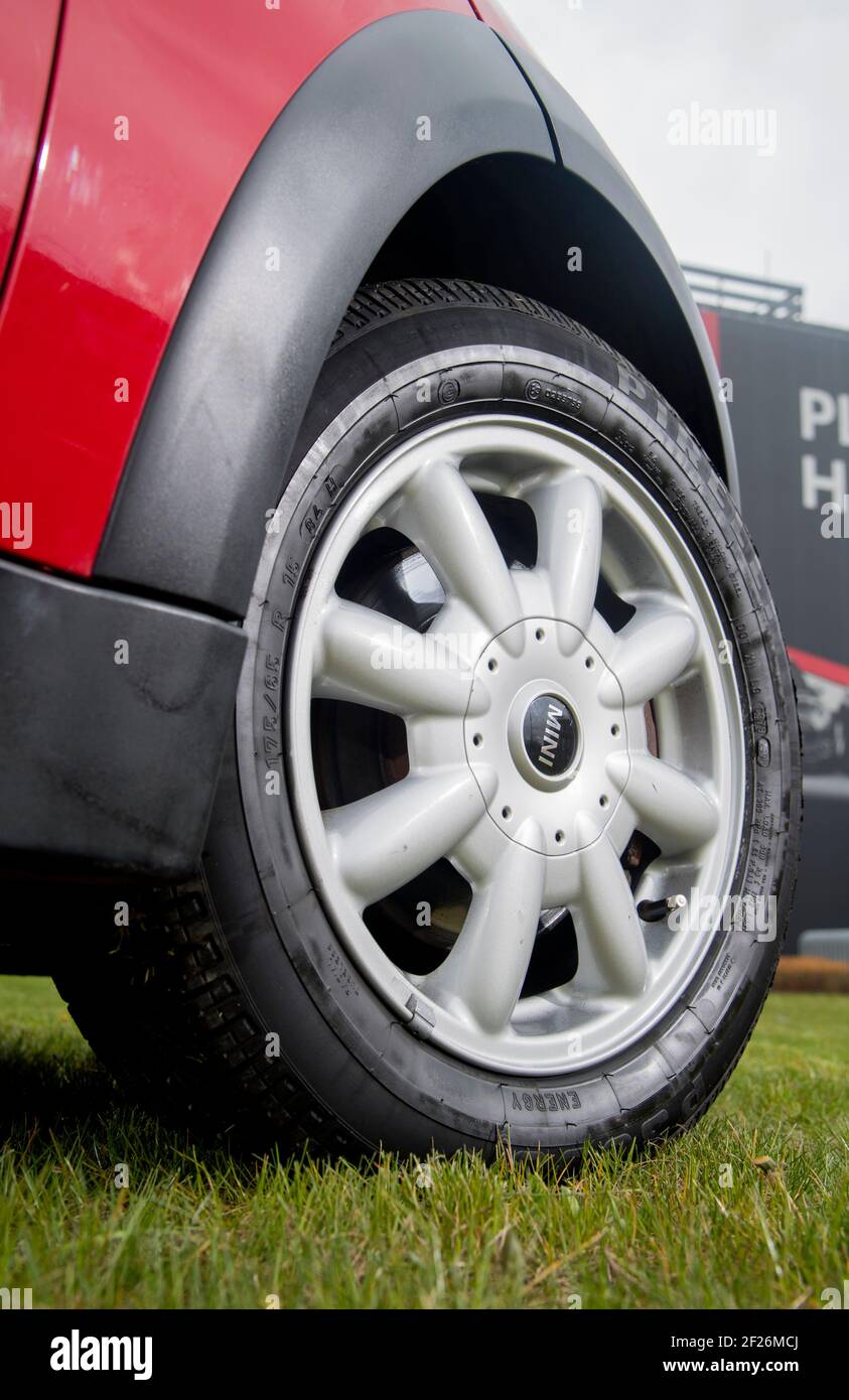 Early (April) 2001 pre-production R50 shape BMW MINI Coopers at the ...