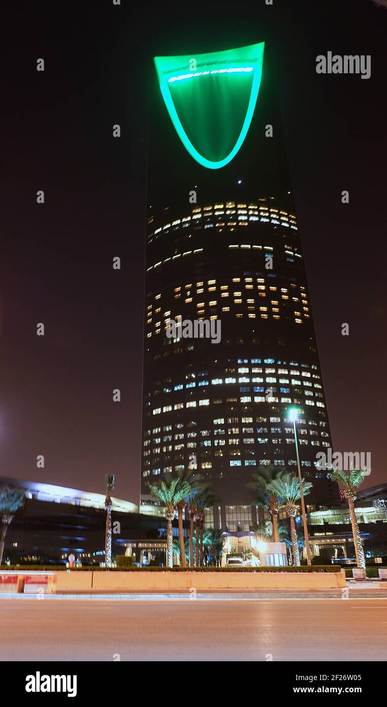 Kingdom tower saudi arabia construction hi-res stock photography and ...