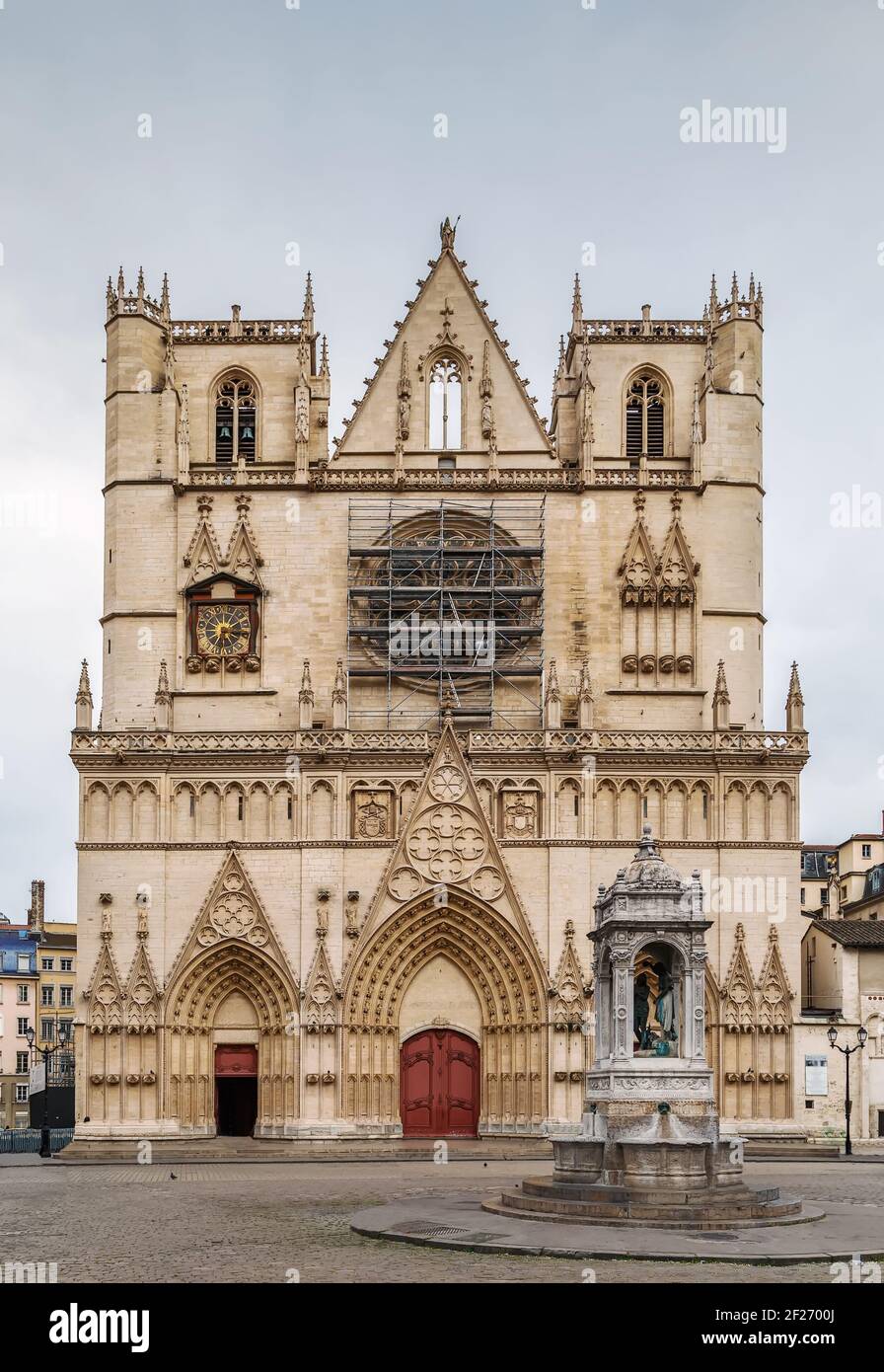 Lyon cathedral hi-res stock photography and images - Alamy