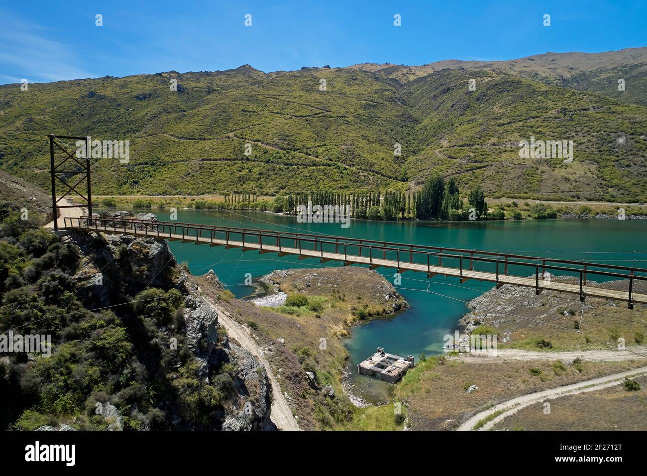 Hugo suspension bridge on Lake Dunstan Cycle Trail and Lake Dunstan ...