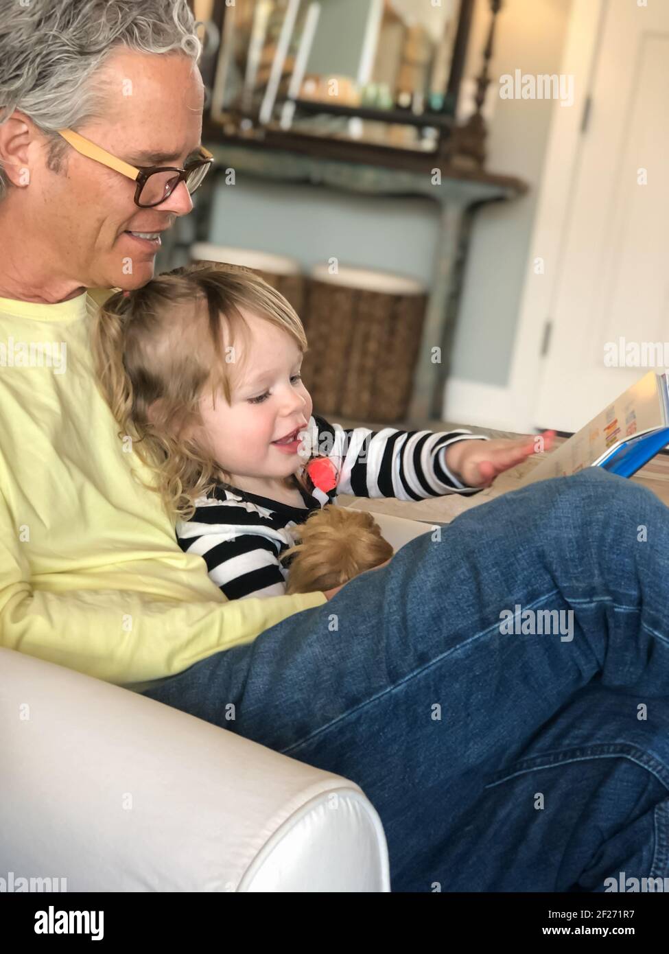 Grandfather telling story hi-res stock photography and images - Alamy