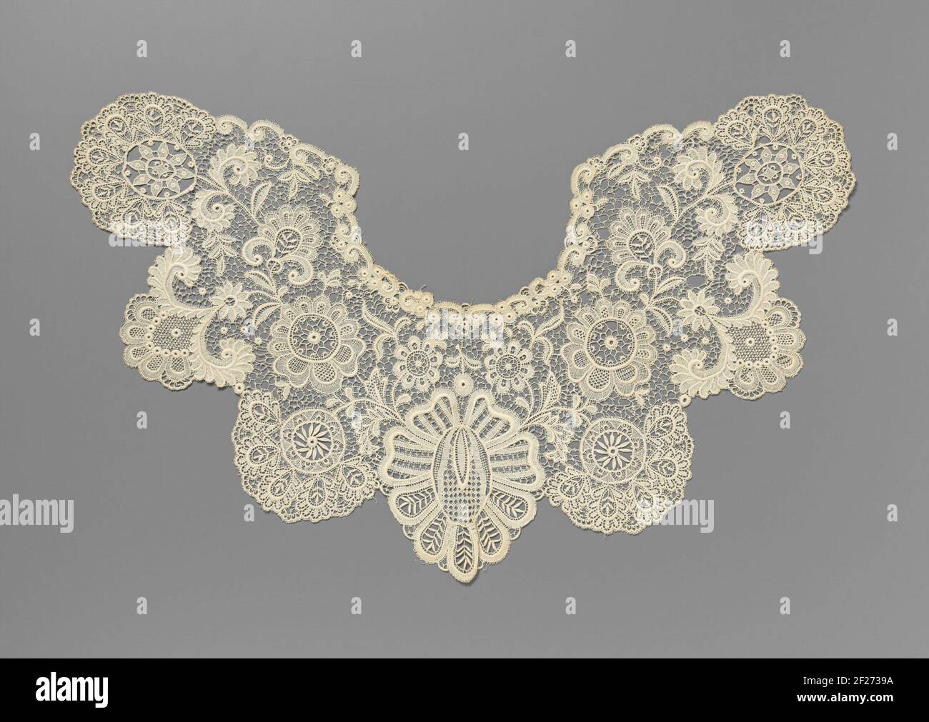 Kraag van machinale kant met zeven bloemschulpen.Collar of natural ...