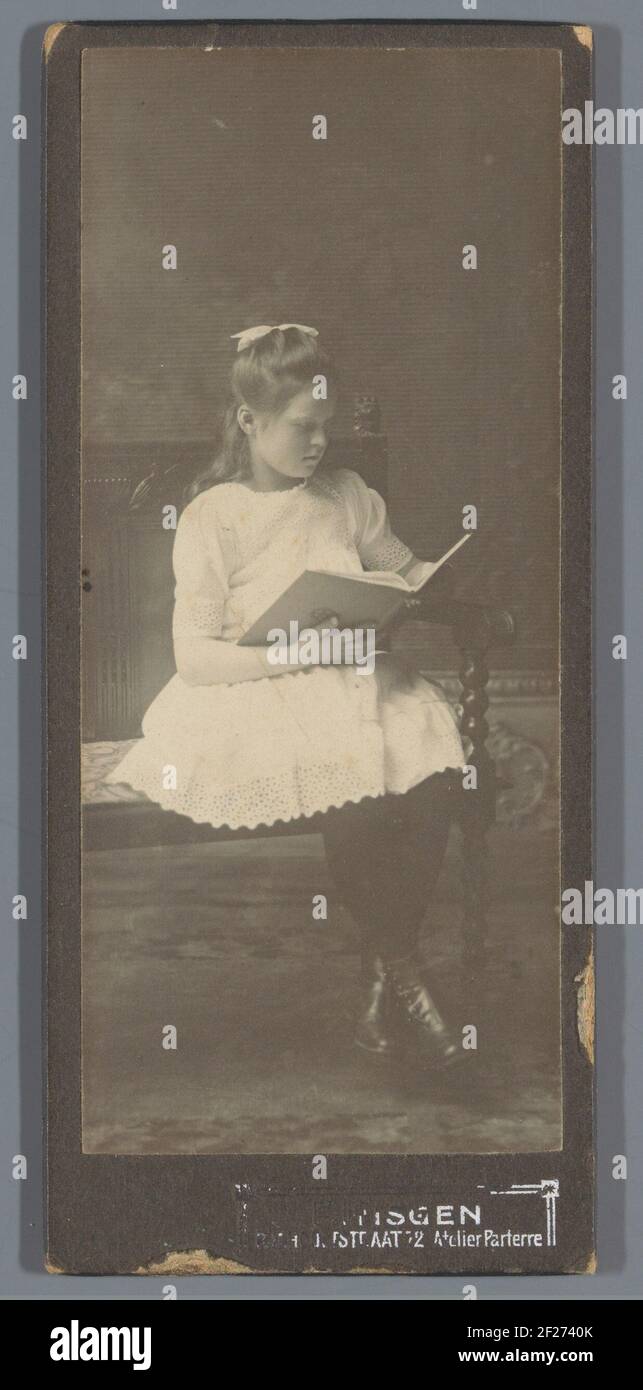 Portrait reading girl Stock Photo - Alamy