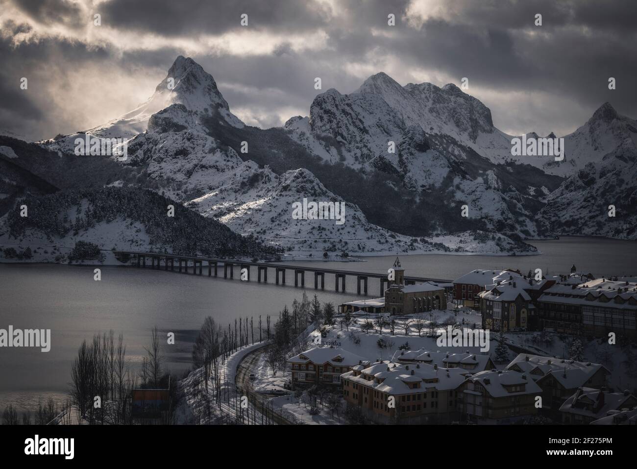 Full reservoir hi-res stock photography and images - Alamy