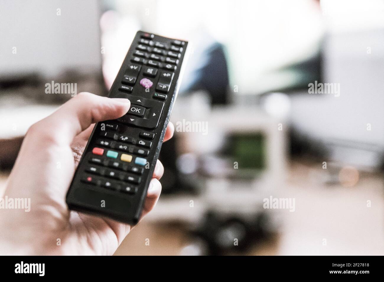 Hand holding tv remote hi-res stock photography and images - Alamy