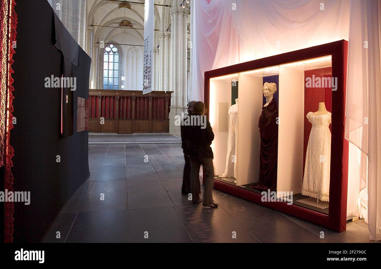 Two people look exhibition hi-res stock photography and images - Alamy