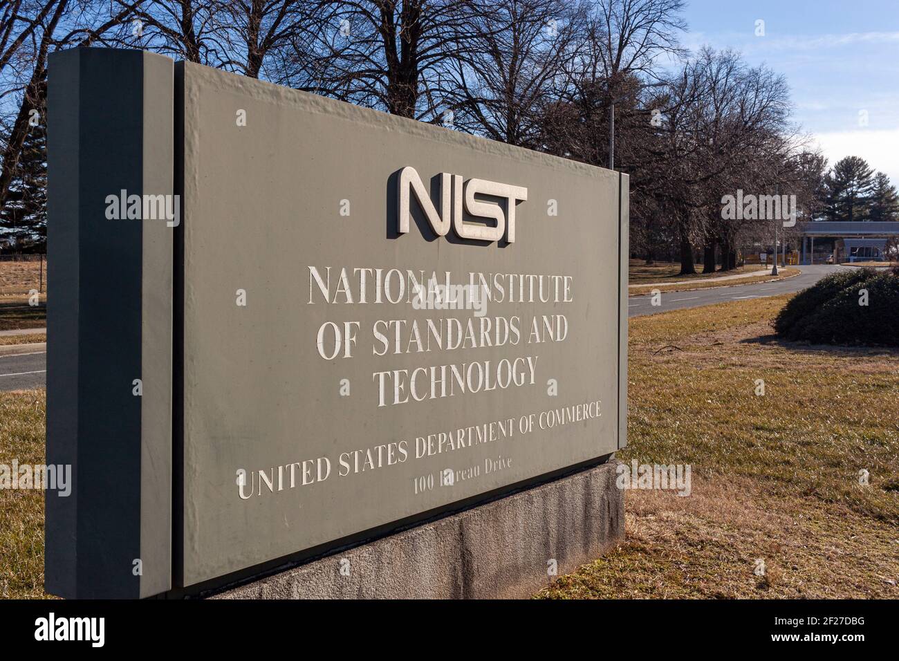 Metric road sign usa hi-res stock photography and images - Alamy