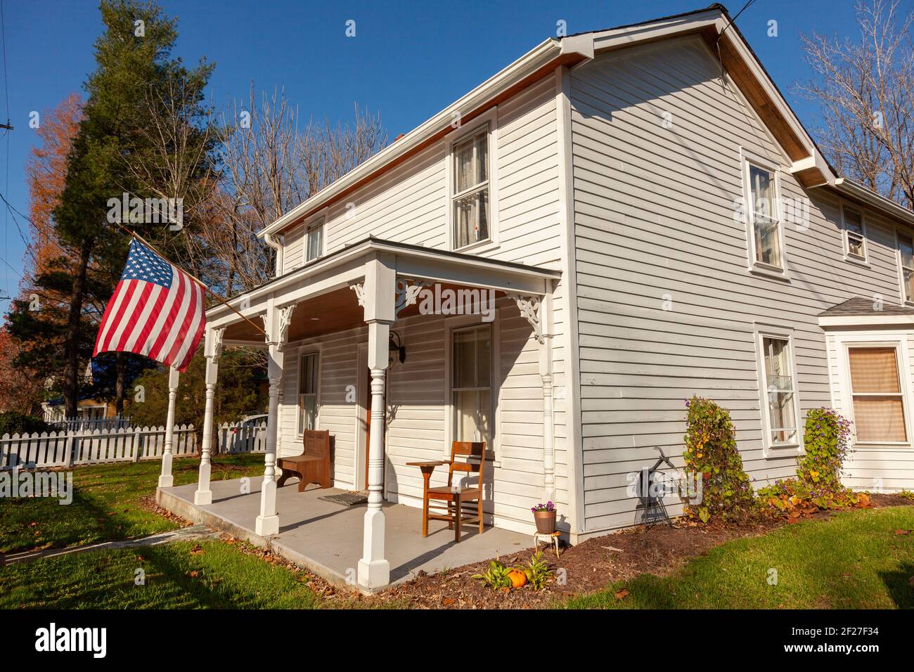 Small two story white house hi-res stock photography and images - Alamy